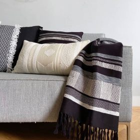 Les éléments clés de la décoration berbère : motifs, couleurs, textures et objets emblématiques.